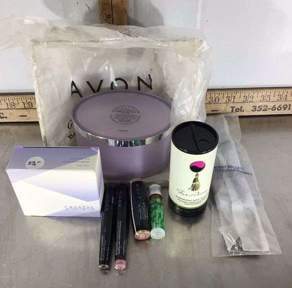 Avon Gift Basket - Sherwood Auctions