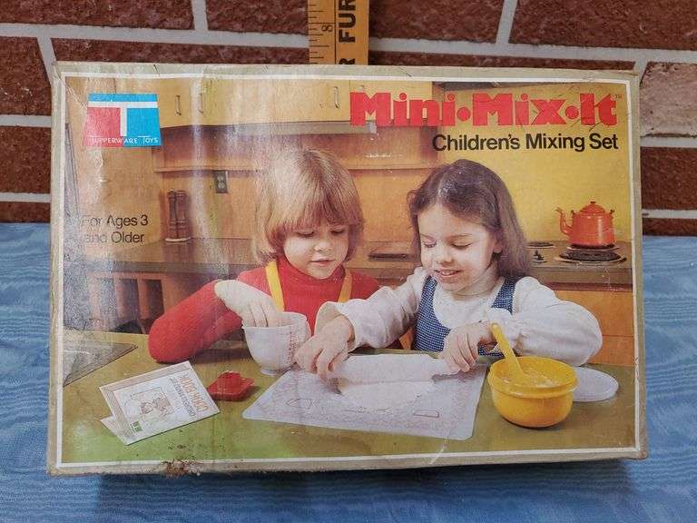 Vintage Tupperware Mini-Mix-It Children's Mixing Set - Sherwood Auctions