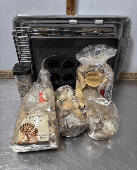 Pans, Muffin Tins, Cooling Racks, Potpourri + Shells - Sherwood Auctions