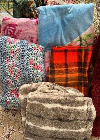 Huge Lot of Blankets, Throws & More - Sherwood Auctions