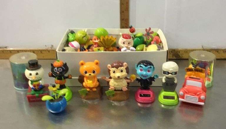 Box Of Solar Bobbleheads - Sherwood Auctions
