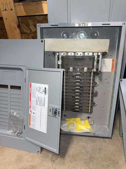 24 Spacer Qoc24US 100 Amp Breaker Box - Sherwood Auctions