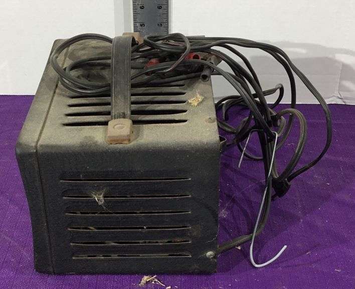 Tru-Test 10 Amp Battery Charger- Has Power - Sherwood Auctions