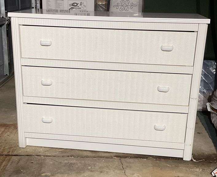 31”x40”x18” 3 Drawer Dresser - Sherwood Auctions
