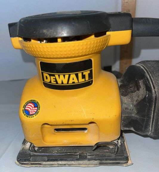 DeWalt Palm Grip Sander- has power - Sherwood Auctions
