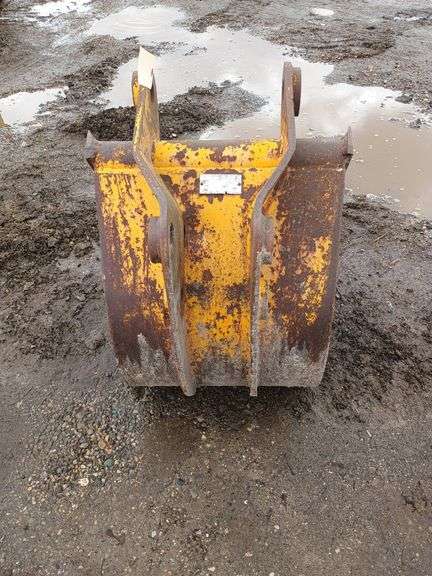Case 580 Backhoe Bucket - Sherwood Auctions