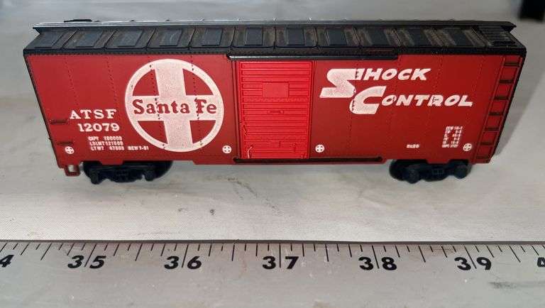 HO SCALE Mantua SANTA FE SHOCK CONTROL SLIDING DOOR 40' BOX CAR ATSF #12079 - Sherwood Auctions