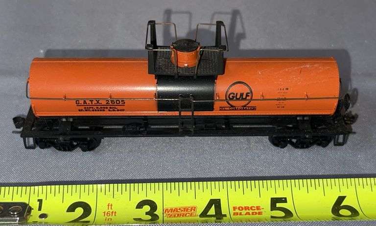 Athearn HO Scale Gulf Oil Chemical Tank Car GATX 2605 - Sherwood Auctions