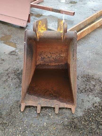 Case 580 Backhoe Bucket - Sherwood Auctions