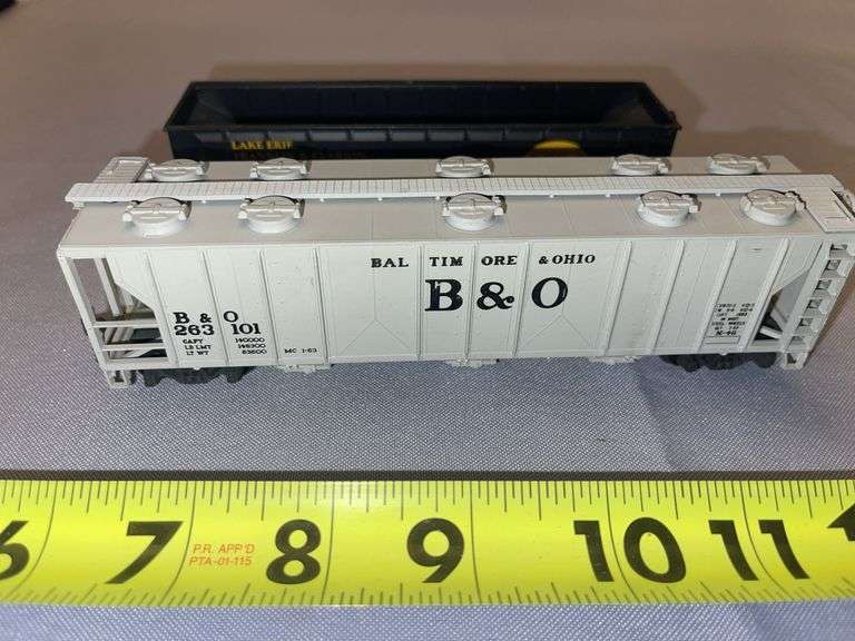 Baltimore & Ohio 47' HO Covered 3-Bay Hopper + LEF&C HO Hopper ...