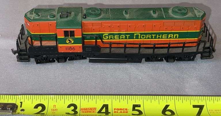 AMH Great Northern Railway GP-18 Diesel Locomotive HO Scale - Sherwood ...