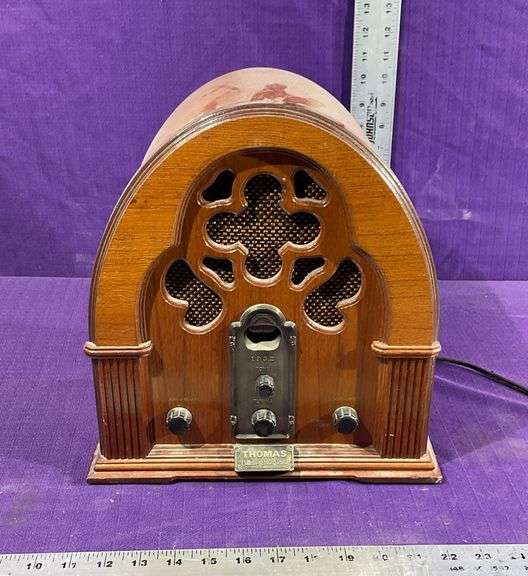 Thomas Model 217 Radio - Sherwood Auctions