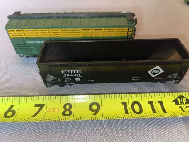 Chicago & North Western HO Cattle Car & Erie HO 2-Bay Offset Side ...