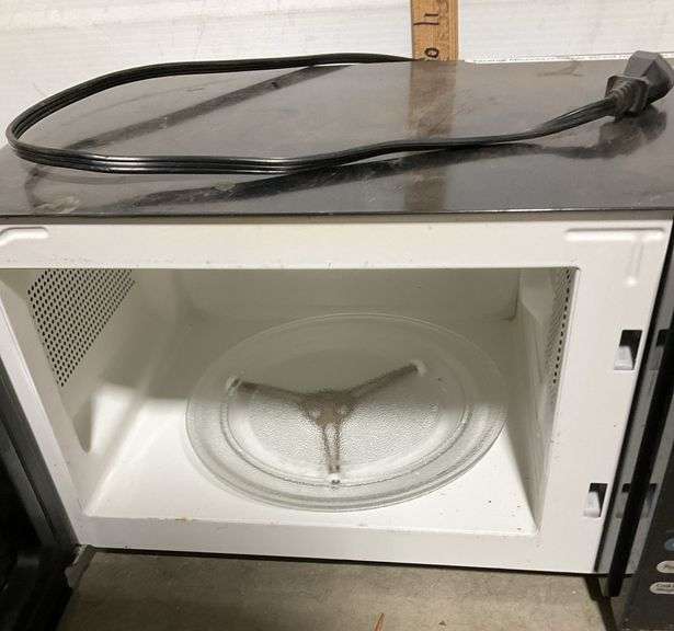Sunbeam Microwave (powers on) - Sherwood Auctions