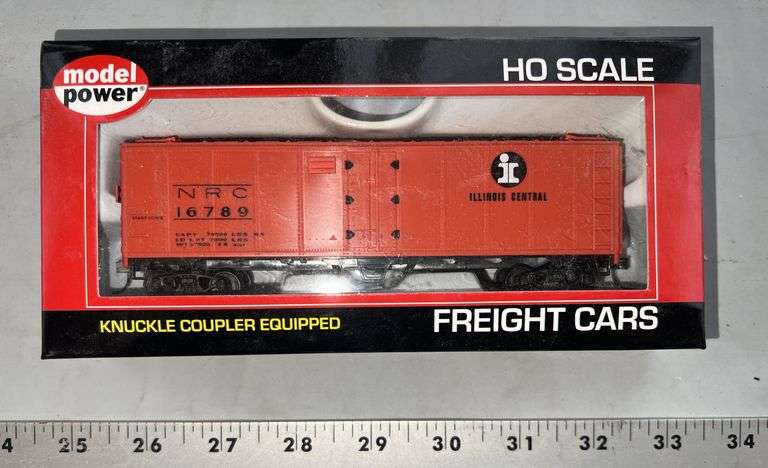 Model Power HO Scale 40’ Illinois Central Steel Reefer w/ Knuckle ...
