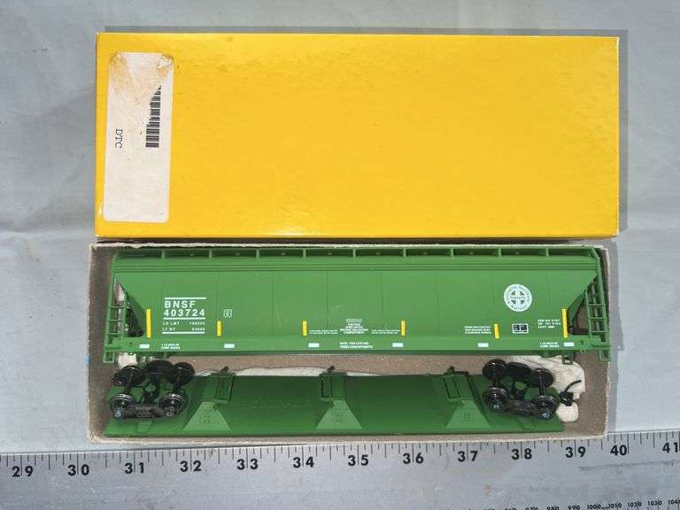 Accurail HO scale B.N.S.F ACF 3-Bay Covered Hopper - Sherwood Auctions
