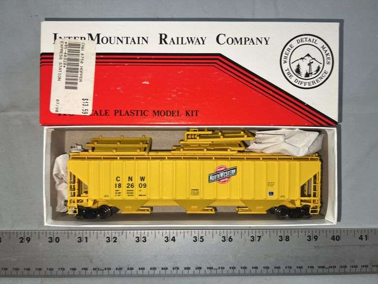 InterMountain Railway Company HO Scale CNW 3-Bay Yellow Covered Hopper ...