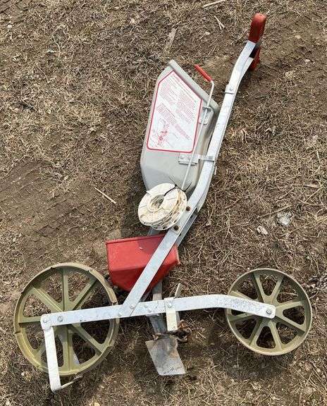 Earthway Seeder - Sherwood Auctions