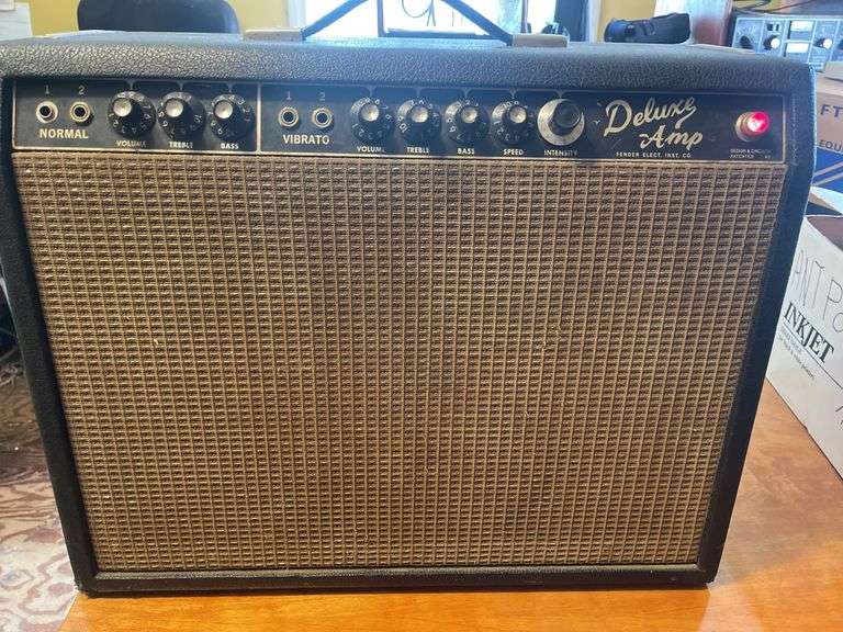 Deluxe Amp- has power (17”x22”x9”) - Sherwood Auctions