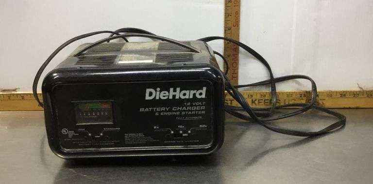 Die Hard 12 Volt Battery Charger (has power, missing 1 clamp ...