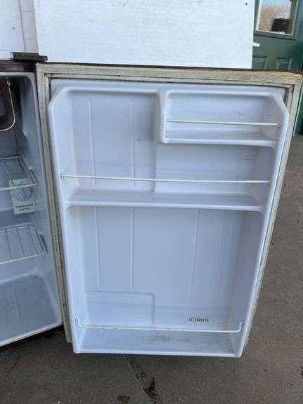 Avanti Mini-Bar Refrigerator - Sherwood Auctions