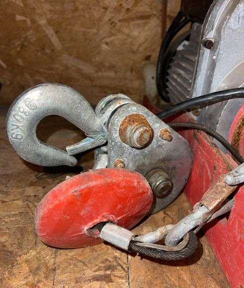 PITTSBURGH ELECTRIC 1000 lb HOIST- has power - Sherwood Auctions