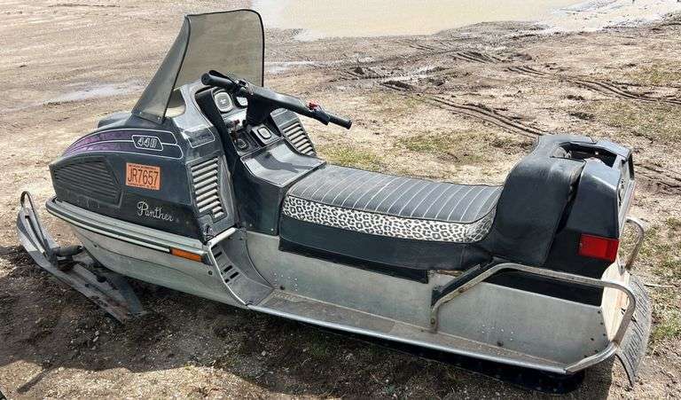 Arctic Cat 440 Snowmobile - Sherwood Auctions