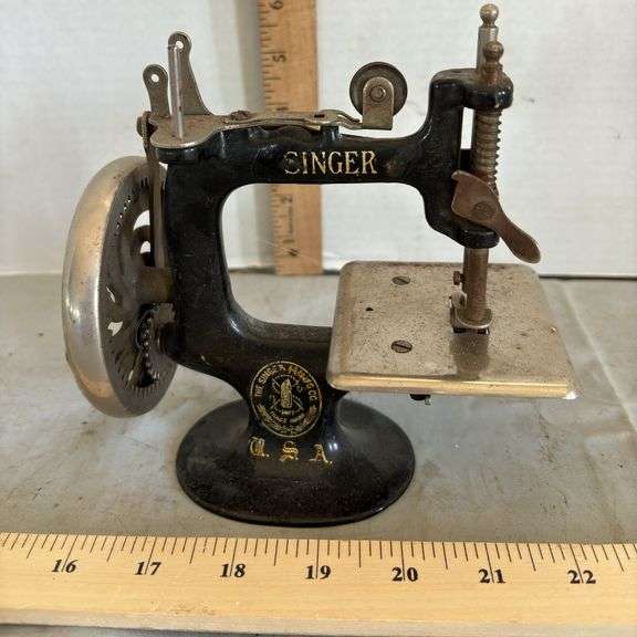 Singer Cast Iron Vintage Children's Sewing Machine - Sherwood Auctions