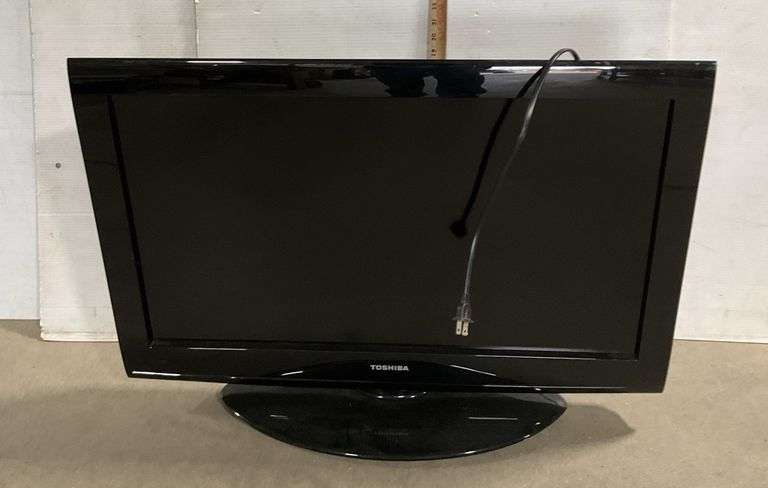 32” Toshiba Flat Screen TV (no remote, powers on) - Sherwood Auctions