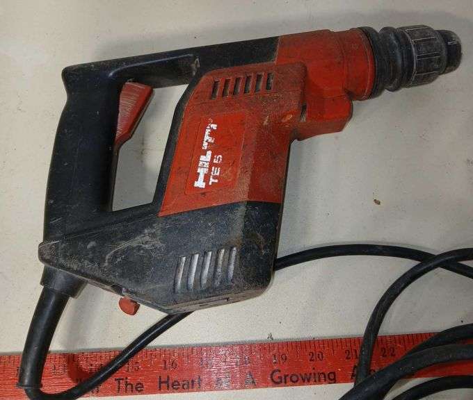 Hilti TE5 Hammer Drill w/ Bits- has power - Sherwood Auctions