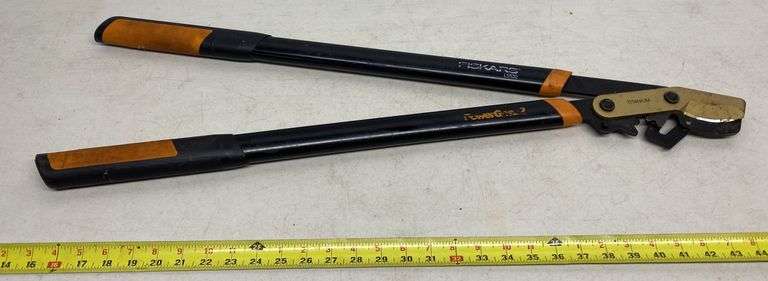 Fiskars Long Handle Tree Branch Trimmer - Sherwood Auctions
