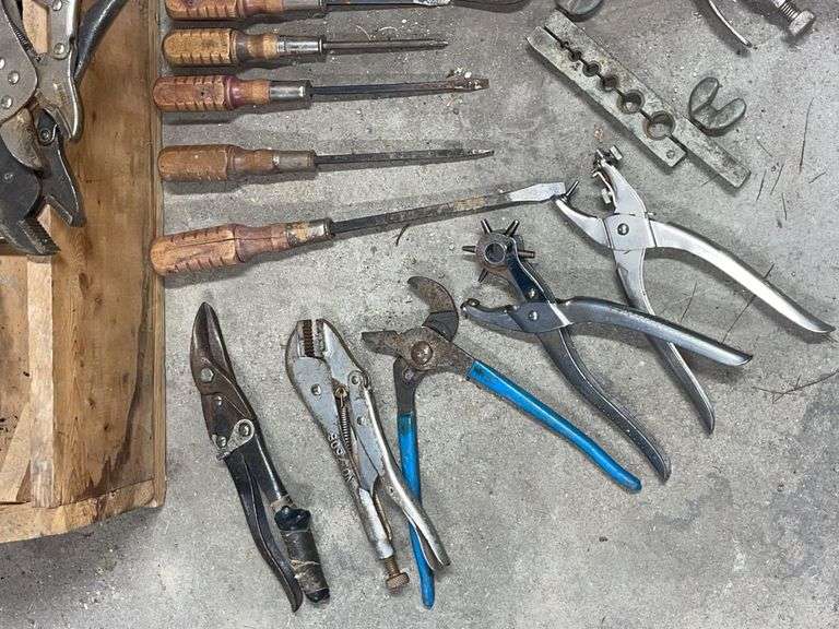 Carpenters Wood Tool Caddy & Hand Tools - Sherwood Auctions