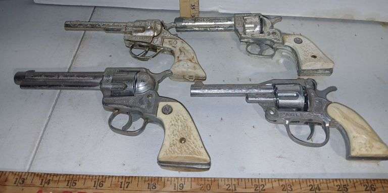 Two Stallion, Kit Carlson and Eagle Cap Guns - Sherwood Auctions