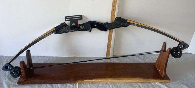 Darton Model 40B Right Hand Compound Bow - Sherwood Auctions