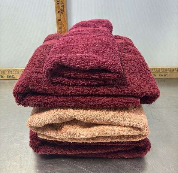 Bath Towels & Table Cloths - Sherwood Auctions