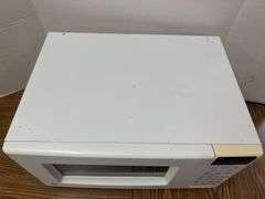 GE Turntable Microwave Oven- Has power - Sherwood Auctions