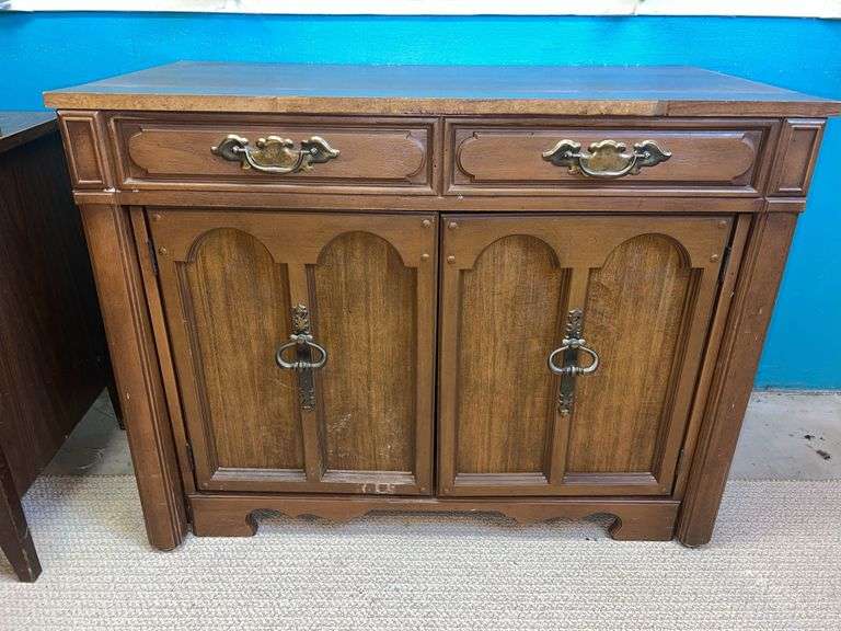 1950’s Saginaw Expandable Buffet Table (30”T,40”W,21”D) - Sherwood Auctions