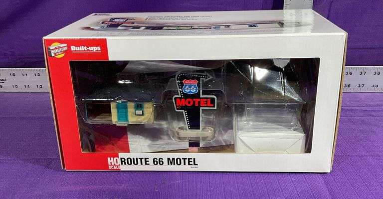 Walthers Cornerstone HO Scale Route 66 Motel - Sherwood Auctions