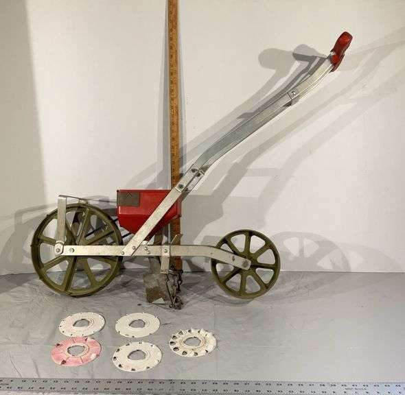 Earthway Garden Planter & Seed Plates - Sherwood Auctions