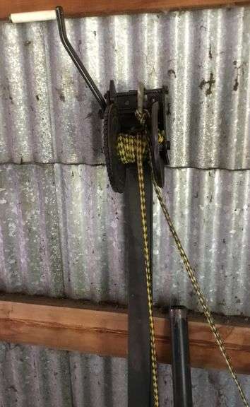 Hitch Mounted Game Hoist - Sherwood Auctions