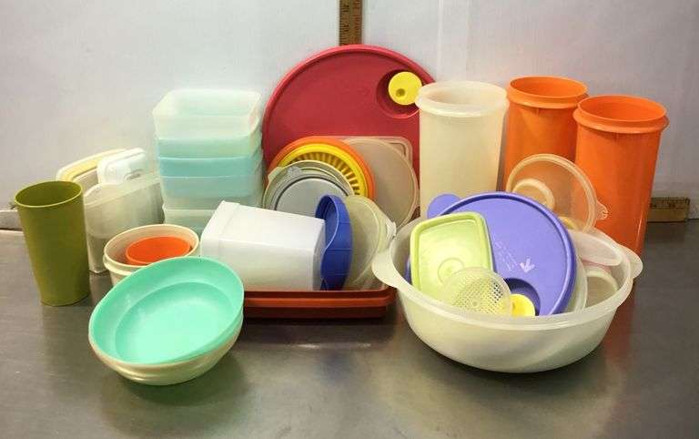 Large Box Of Tupperware Pieces - Sherwood Auctions