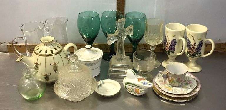 Box Of Glassware - Sherwood Auctions