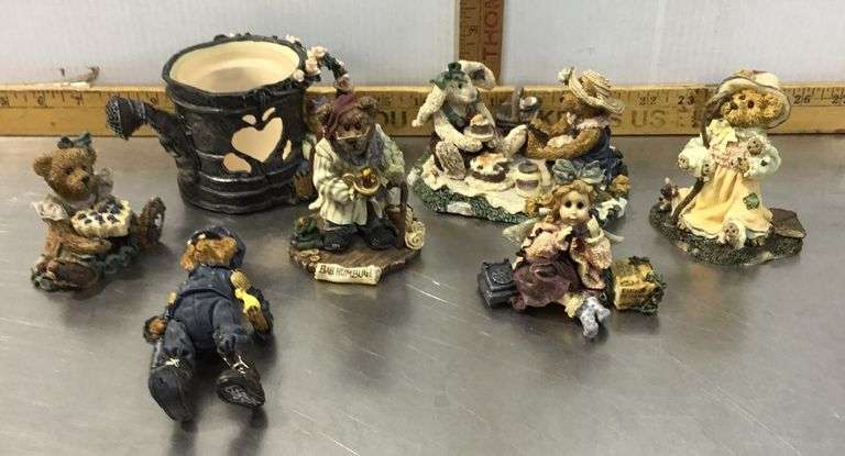 Boyd Bears & Friends Figurines - Sherwood Auctions