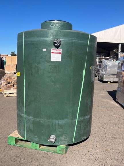CHEM-TAINER 650 Gal. Green Vertical Water Storage Tank - Sierra Auction ...