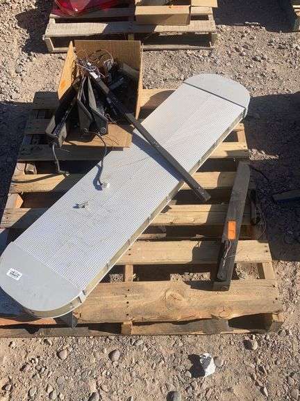 Assorted emergency vehicle lights. - Sierra Auction Management Inc