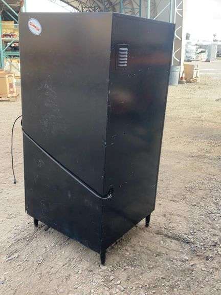 AP 113 Snack Machine with reader. - Sierra Auction Management Inc