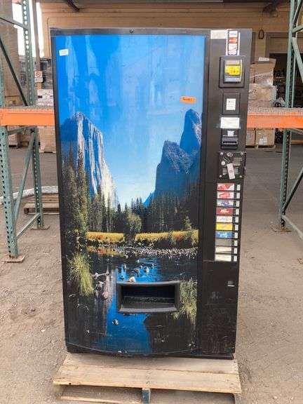 Vendo 712 Drink Machine with reader. - Sierra Auction Management Inc