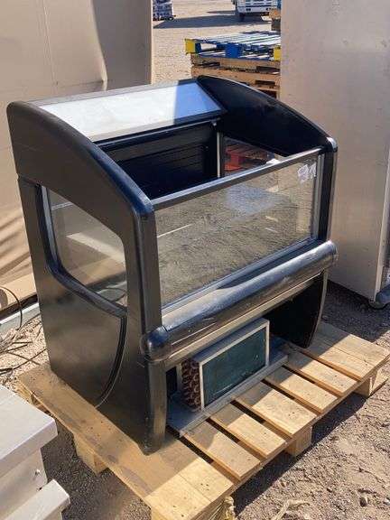 MTL Open air display showcase. - Sierra Auction Management Inc