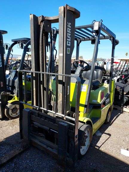 1996 Clark CGC 30 Forklift - Sierra Auction Management Inc
