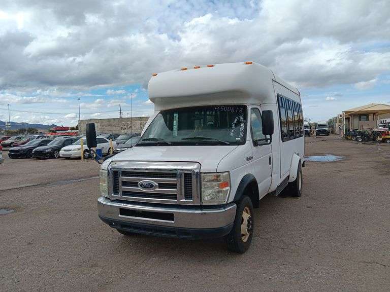 2013 Ford E350 Shuttle Bus - Sierra Auction Management Inc